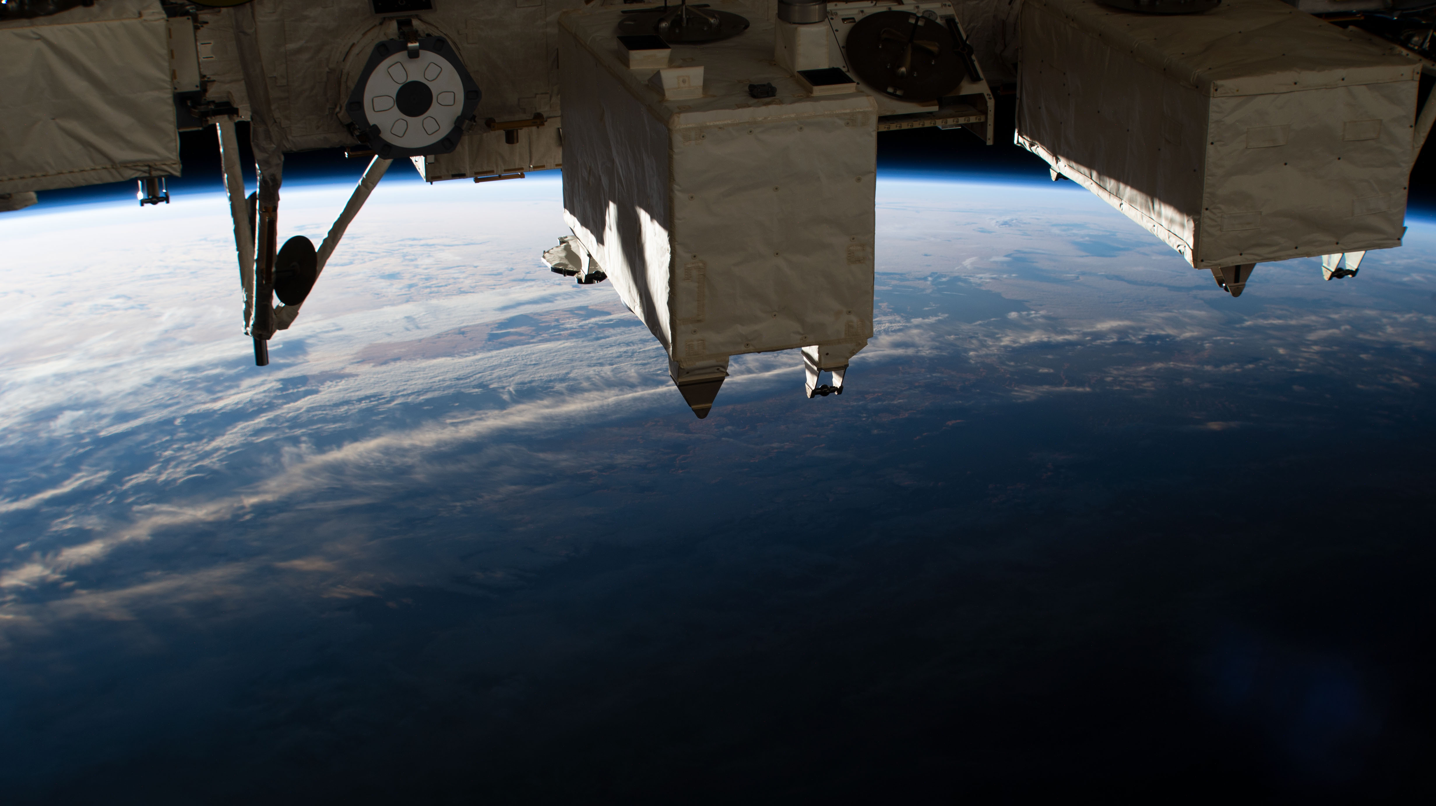 Astronaut Photo ISS061-E-36643