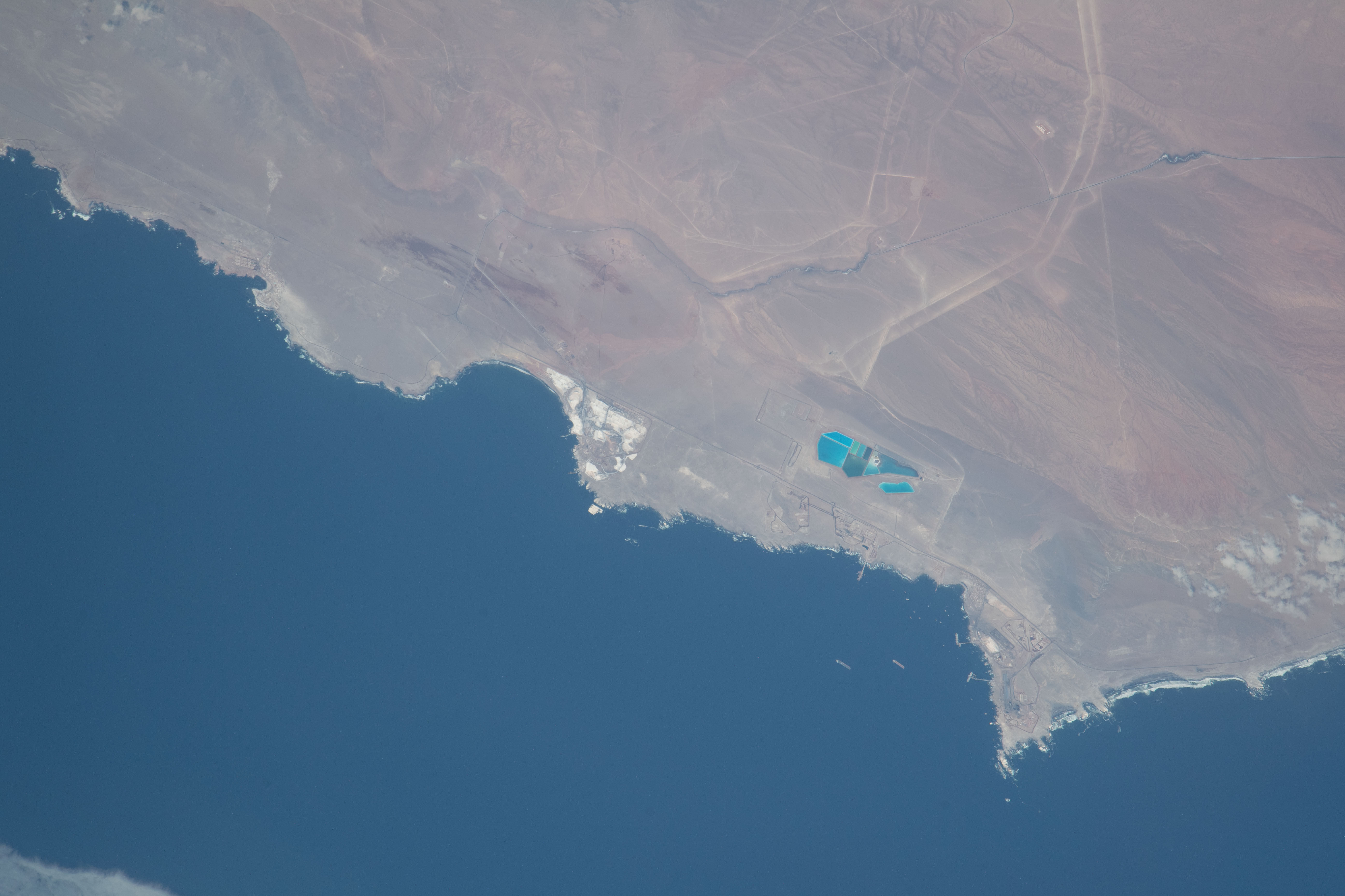 Astronaut Photo ISS070-E-83906