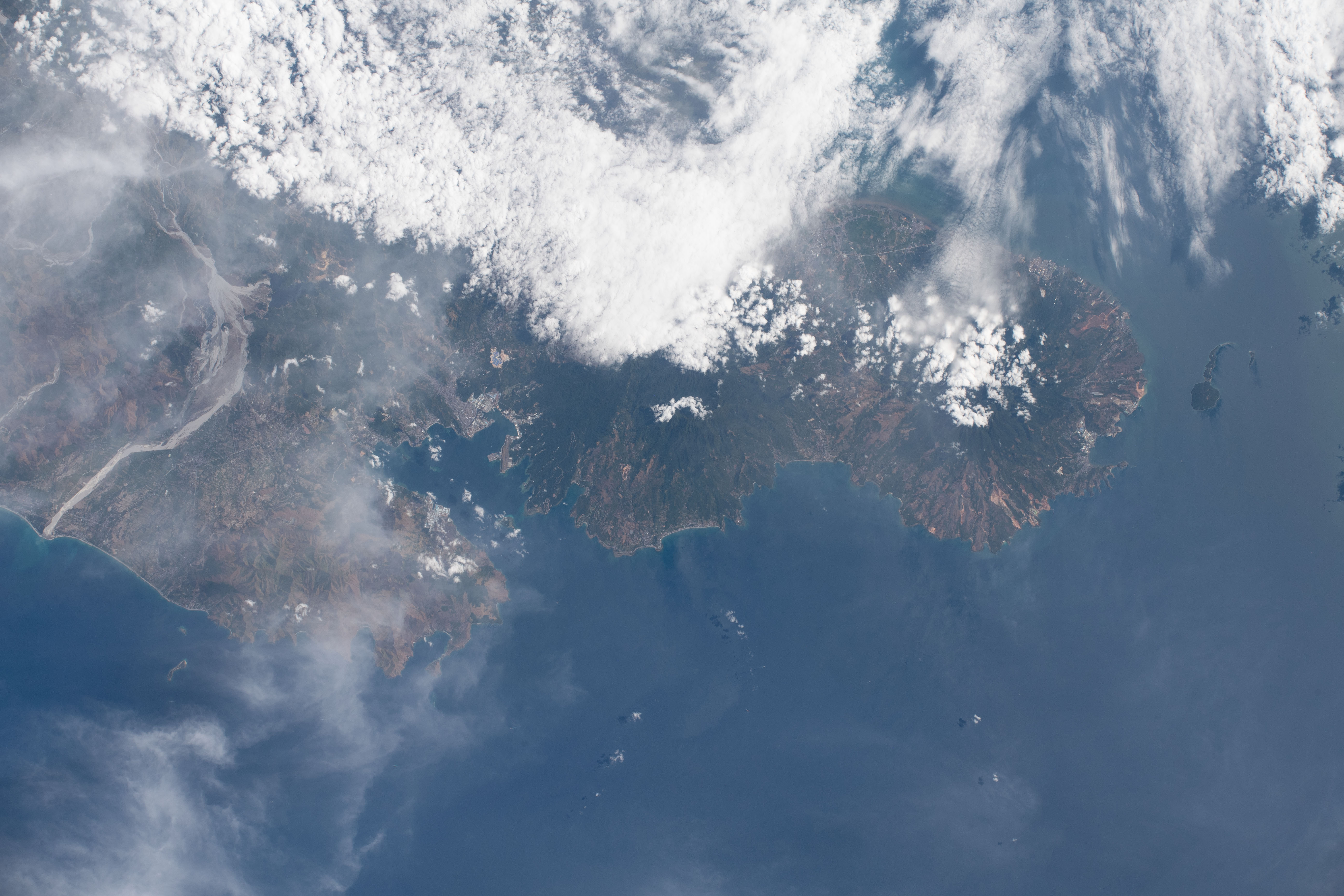 Astronaut Photo ISS070-E-85335