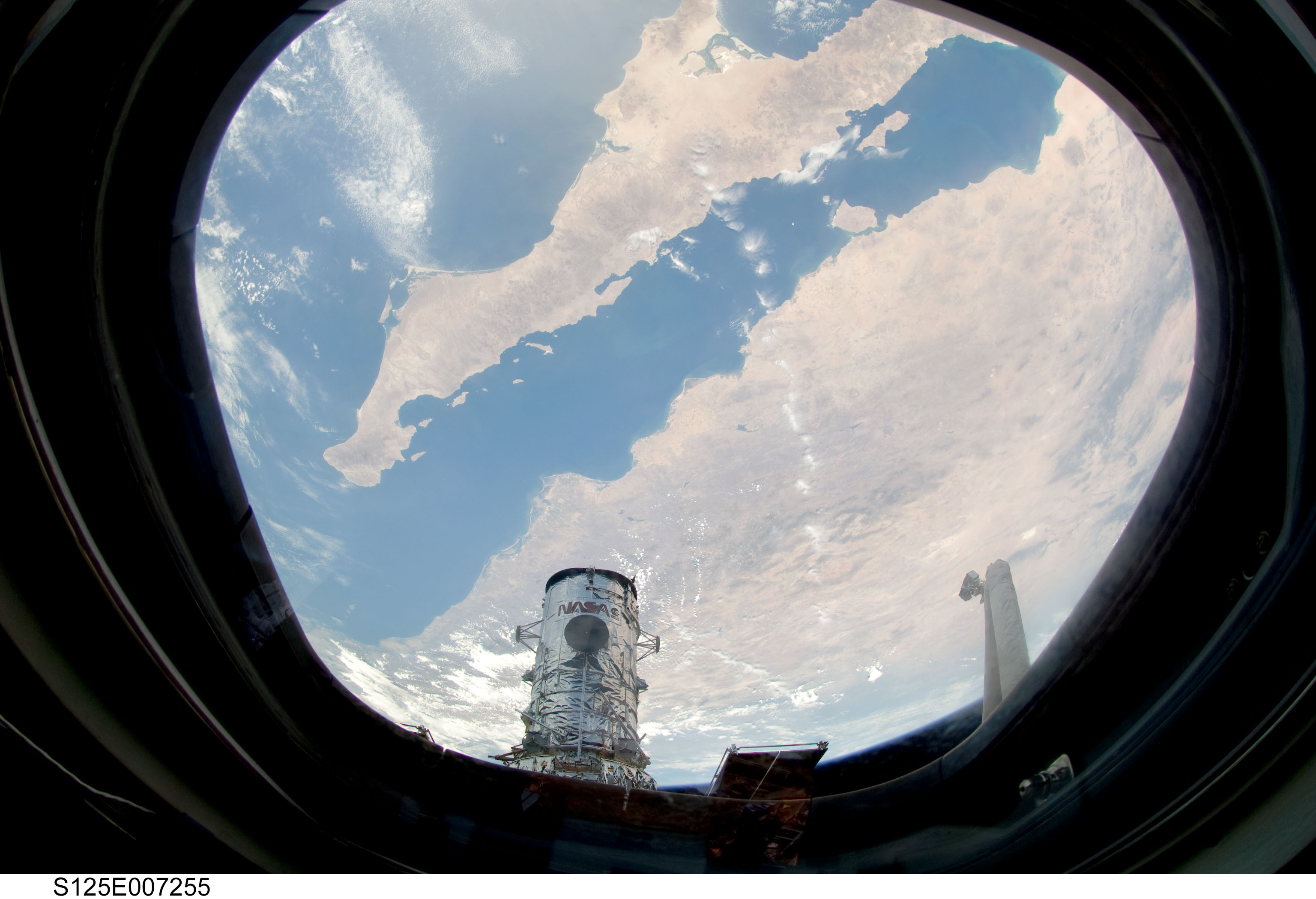 Looking out the shuttle window on Baja California during STS-125 [3072 ...